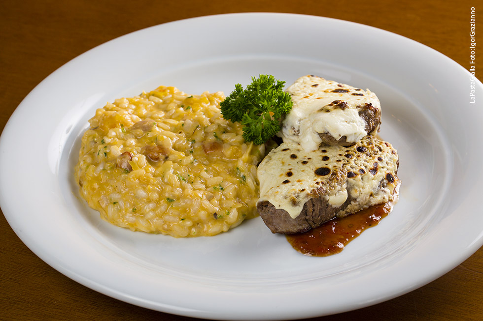 MEDALHÃO MIGNON GRATINADO COM QUEIJO DE CABRA E RISOTTO PICANTE ...